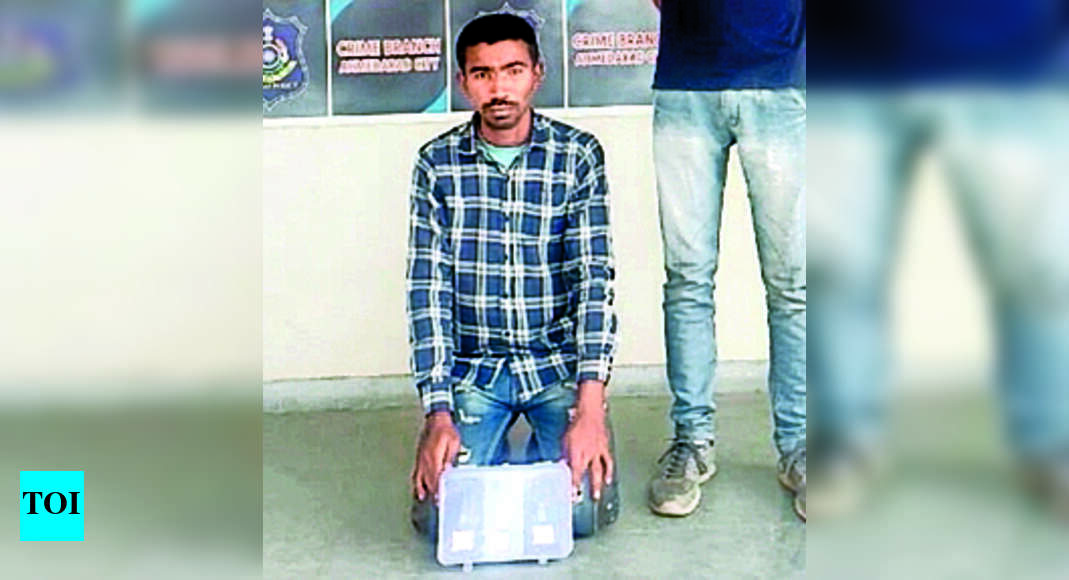Memon: Man Held With 3 Snatched Iphones | Ahmedabad News - Times of India