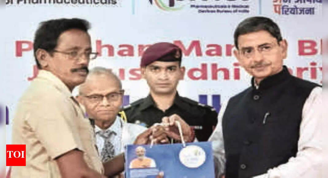 Tamil Nadu governor R N Ravi opens health camp, distributes medical ...