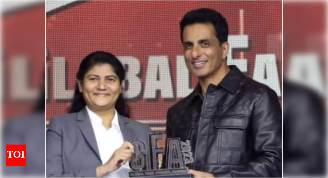 Sonu Sood presented the most popular and true legend award to Covid ...