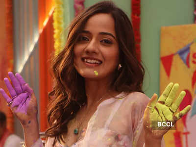 Actress Maira Dharti Mehra on Holi scene shoot for Pandya Store: Those ...