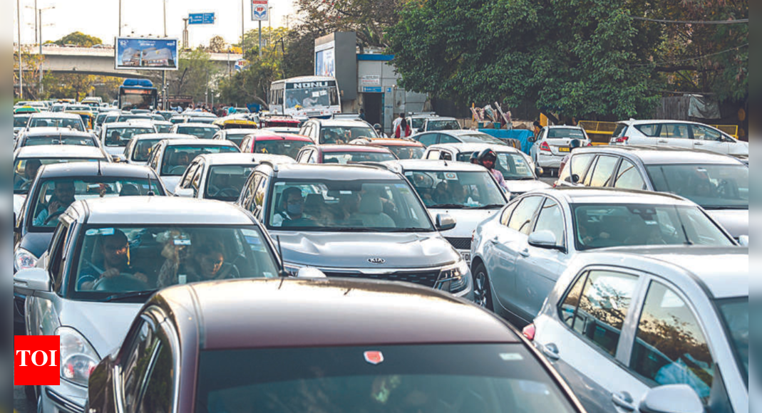 Traffic continues to crawl at Delhi's CGO complex as pipeline burst ...