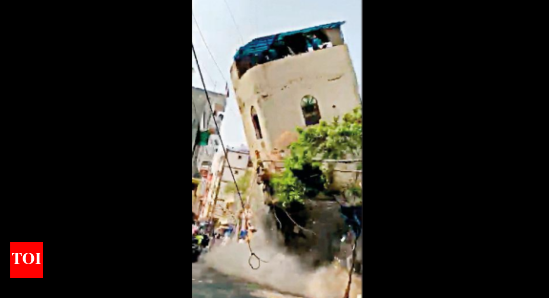 Deserted building comes crashing down in northeast Delhi | Delhi News ...