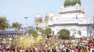 Dewa's sufi shrine soaks in secular colours | Lucknow News - Times of India