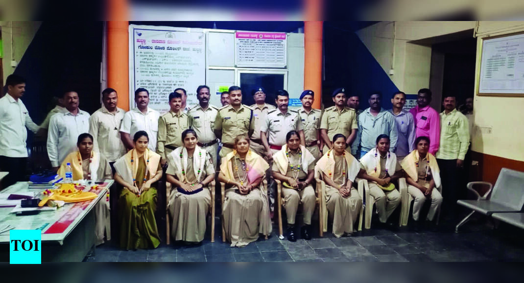 In A First, Women Police Personnel Go On Night Patrol | Hubballi News ...