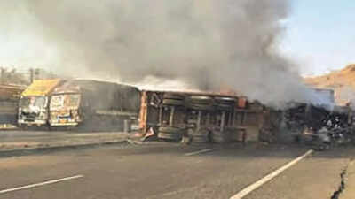 2 burnt to death in 3-truck crash & inferno in Dhar | Indore News ...