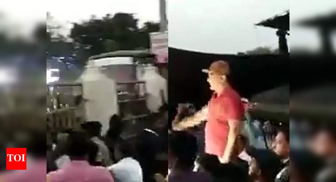 Fans lose control after meeting Kamal Haasan at the 'Indian 2' shooting ...