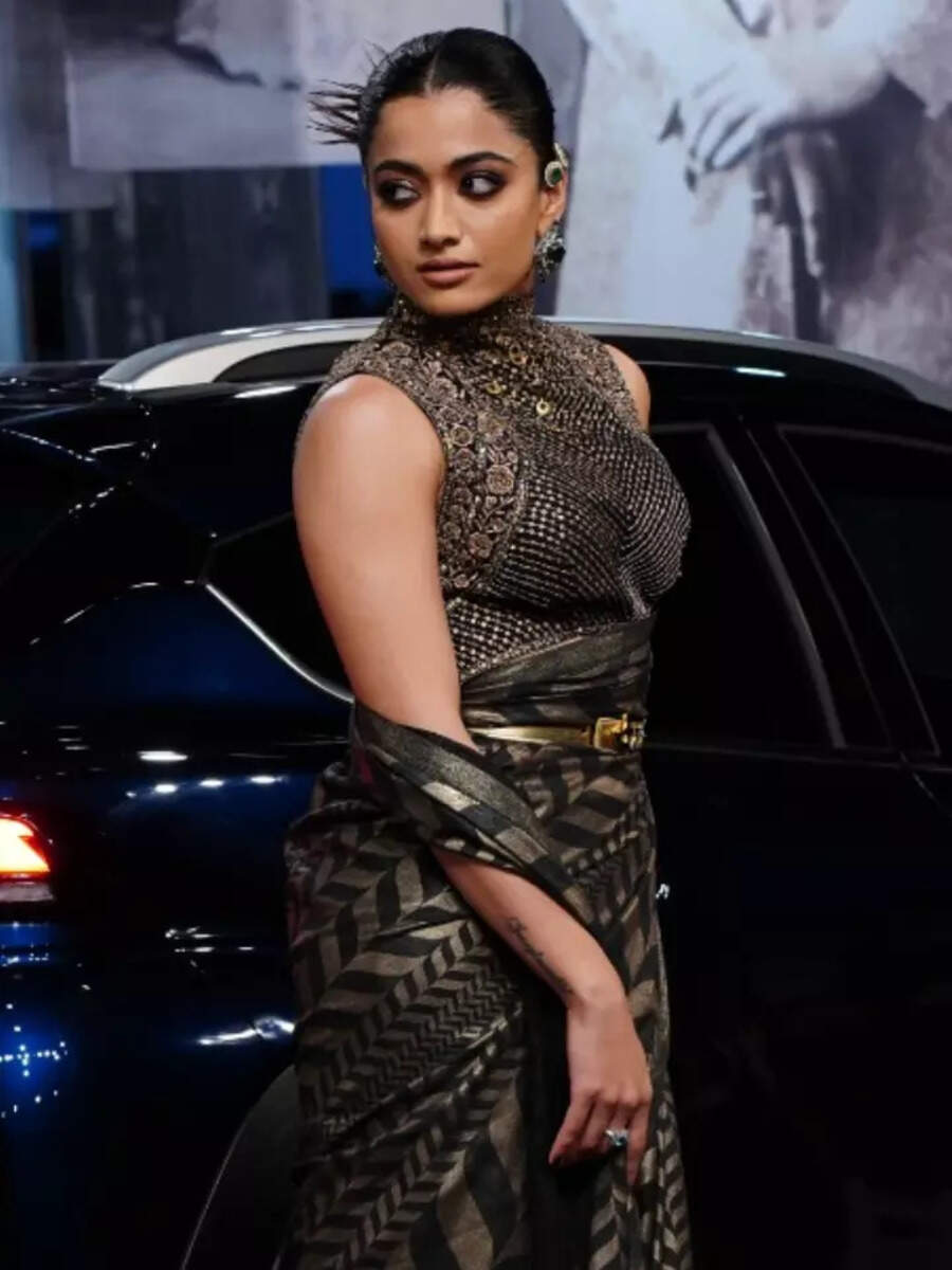 Rashmika Mandanna's backless blouse, saree look at LFW is FIRE not flower | Zoom TV