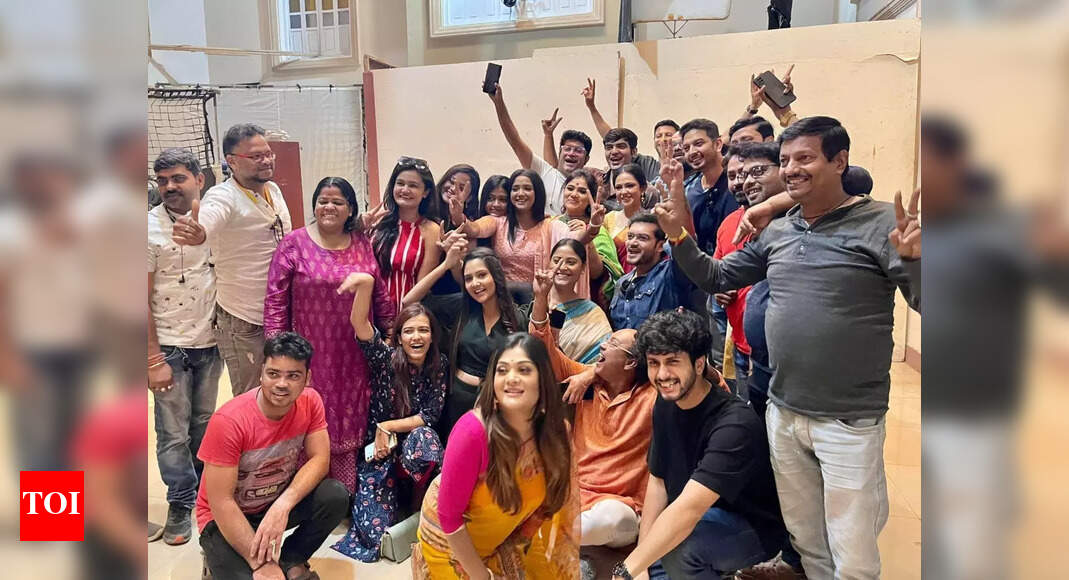 Team ‘Alta Phoring’ wraps up the shoot - Times of India