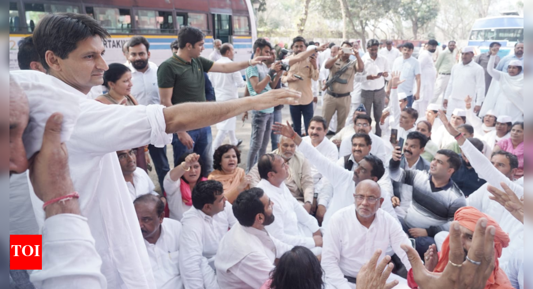 Congress workers in Haryana protest demanding JPC probe into Hindenburg ...