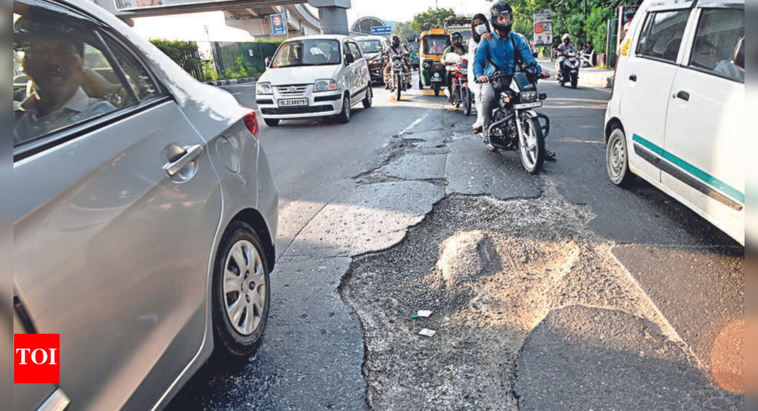 Potholes, jarring surface make Delhi's Akshardham stretch bumpy | Delhi ...