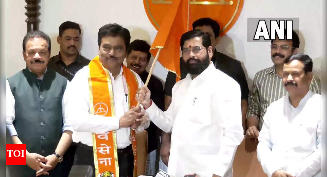 Maharashtra News Updates: Former minister Dr Deepak Sawant from Uddhav ...