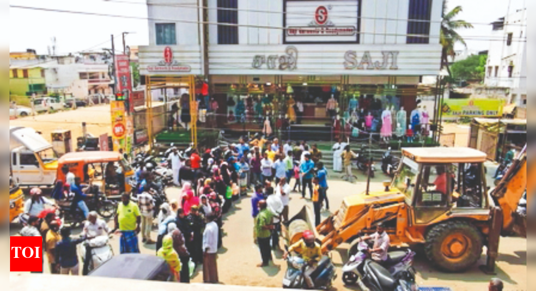 Women Block Road For Drinking Water | Coimbatore News - Times of India