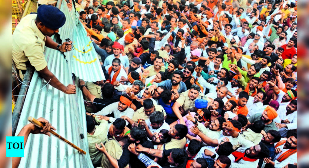 Police Lathicharge Bjp Workers, Stop March To Vidhan Sabha | Raipur ...