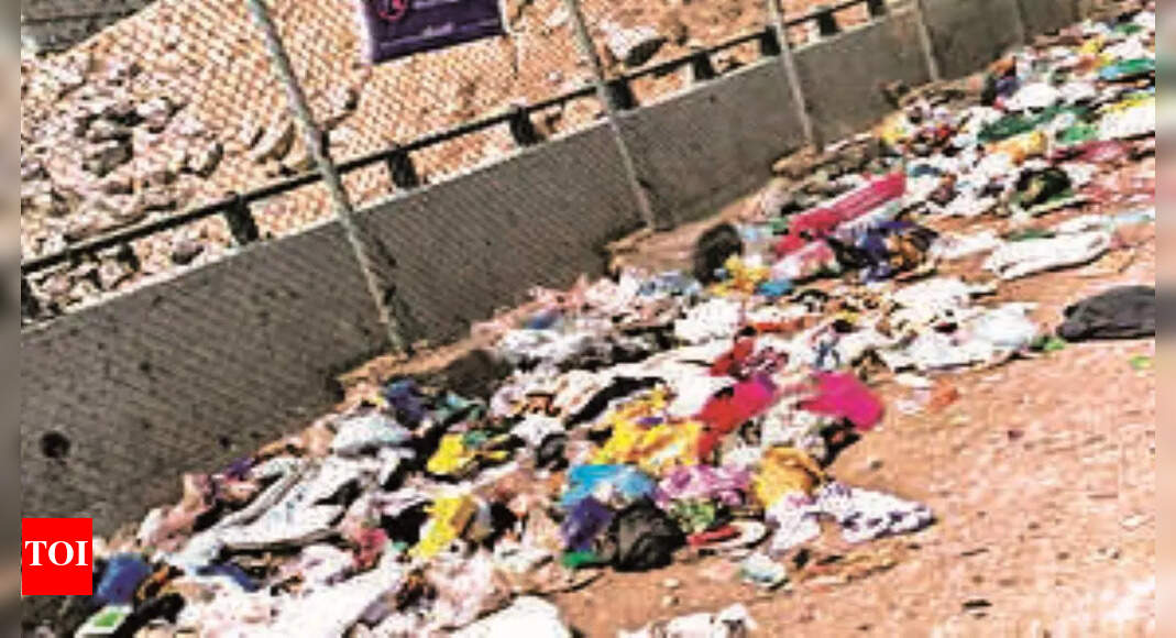 Malkam Cheruvu road littered with garbage in Hyderabad | Hyderabad News ...