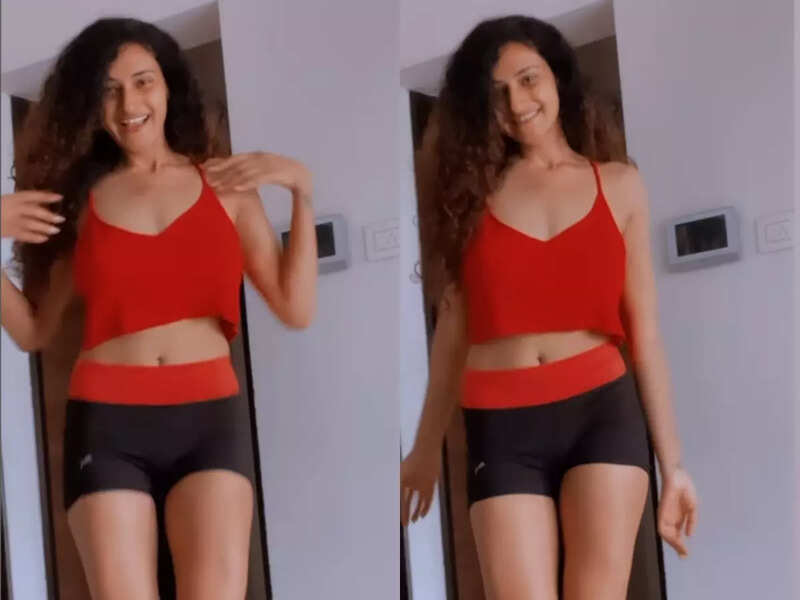 Arshiya Arshi shows her amazing moves on Akshay Kumar and Katrina Kaif's hit song 'Gale Lag Ja ...