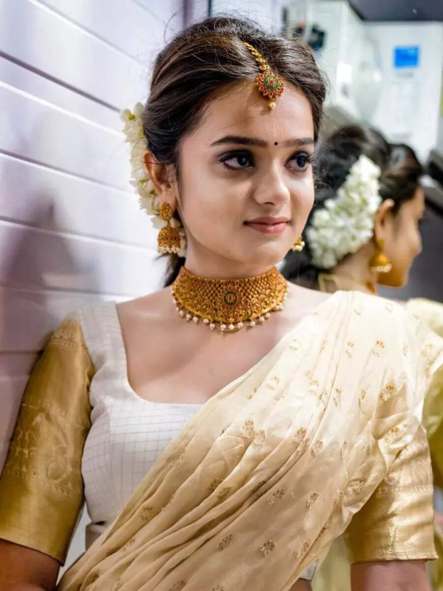 10 Best Traditional Looks Of Sri Satya Times Of India