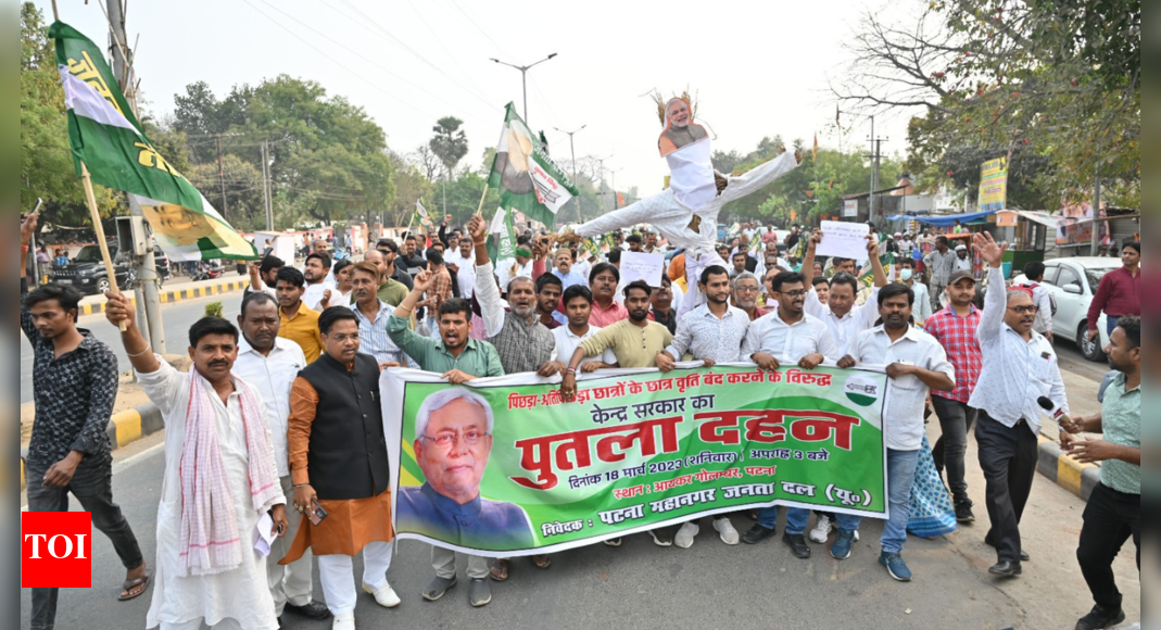 JD(U) workers burn PM Narendra Modi's effigy to protest closure of pre ...