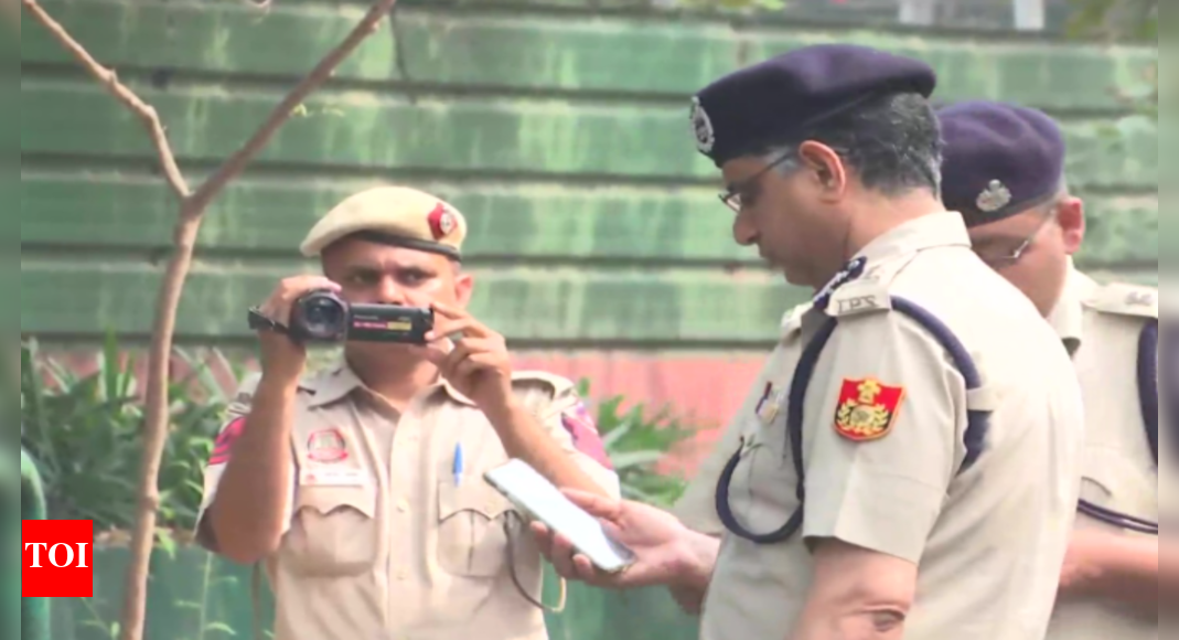 Breaking News Live Updates Delhi Police At Rahul Gandhis Doorstep