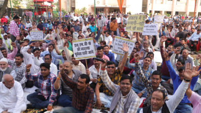 Protesting power employees in UP call off boycott of work | Lucknow ...