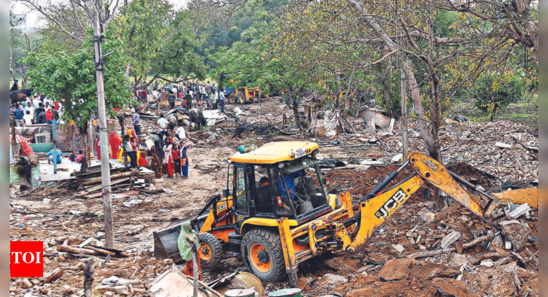 Many left homeless after houses on Yamuna floodplain demolished | Delhi ...