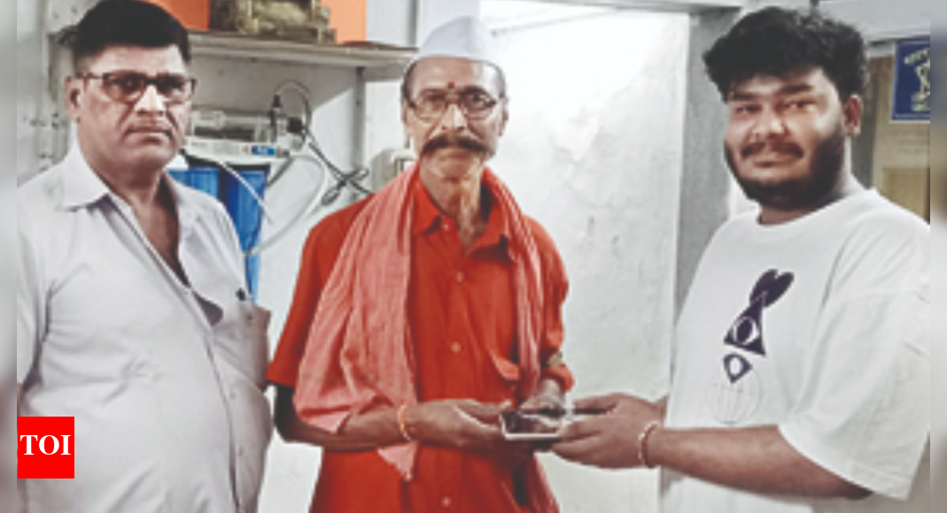 Coolie No. 1! Returns Mobile Left Behind By Big B’s Artist | Mumbai ...