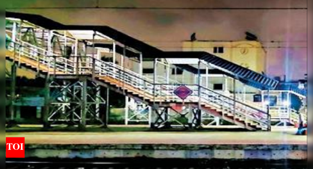 Commuters put lives on line at Chennai's Thirumullaivoyal station ... Commuters put lives on line at Chennai's Thirumullaivoyal station ...
