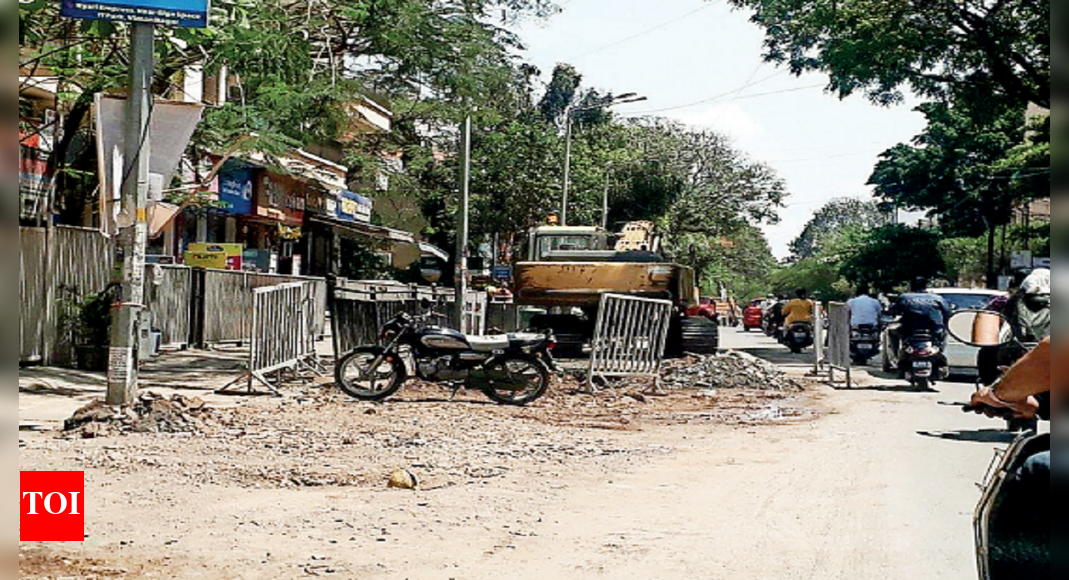 Random digging paralyses daily traffic in Pune's Vimannagar | Pune News ...