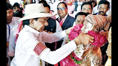 Fadnavis: Replicate Telangana model in Maharashtra: K Chandrasekhar Rao ...