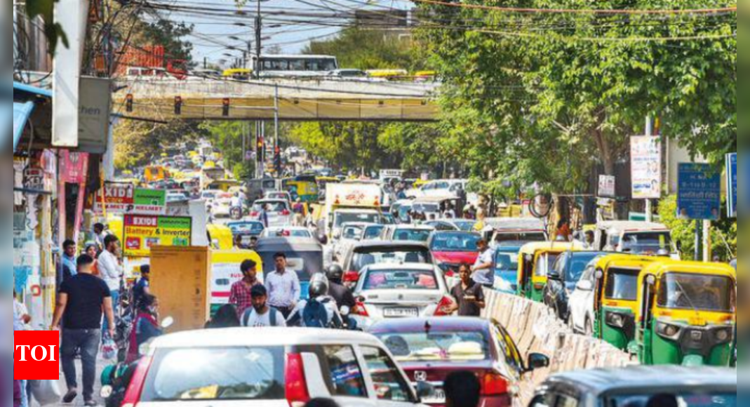 Commuters in Delhi see red as traffic light worsens woes | Delhi News ...