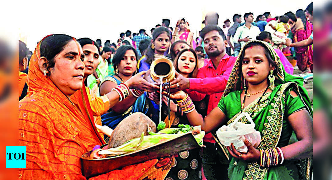 Sun: Many Offer Prayers To Setting Sun | Patna News - Times of India