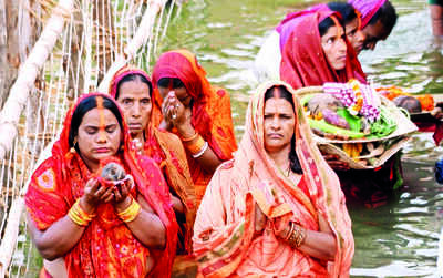 Sun: Many Offer Prayers To Setting Sun | Patna News - Times of India