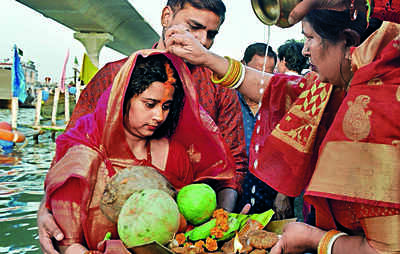 Sun: Many Offer Prayers To Setting Sun | Patna News - Times of India