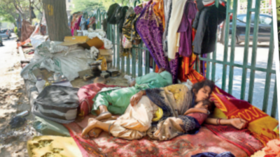 The great divider: A slum, right in front of south Delhi's Select City ...