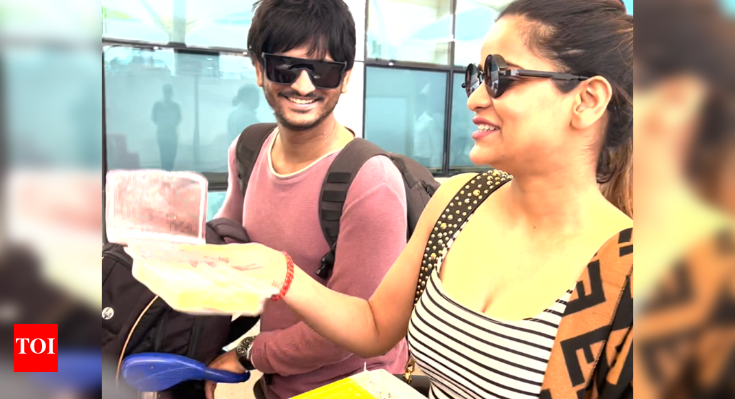 Archana Gautam and brother Gulshan Gautam distribute sweets on bagging ...
