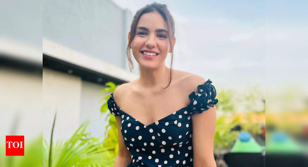 Chahat Vig to make acting debut with 'Gumraah' | Hindi Movie News ...