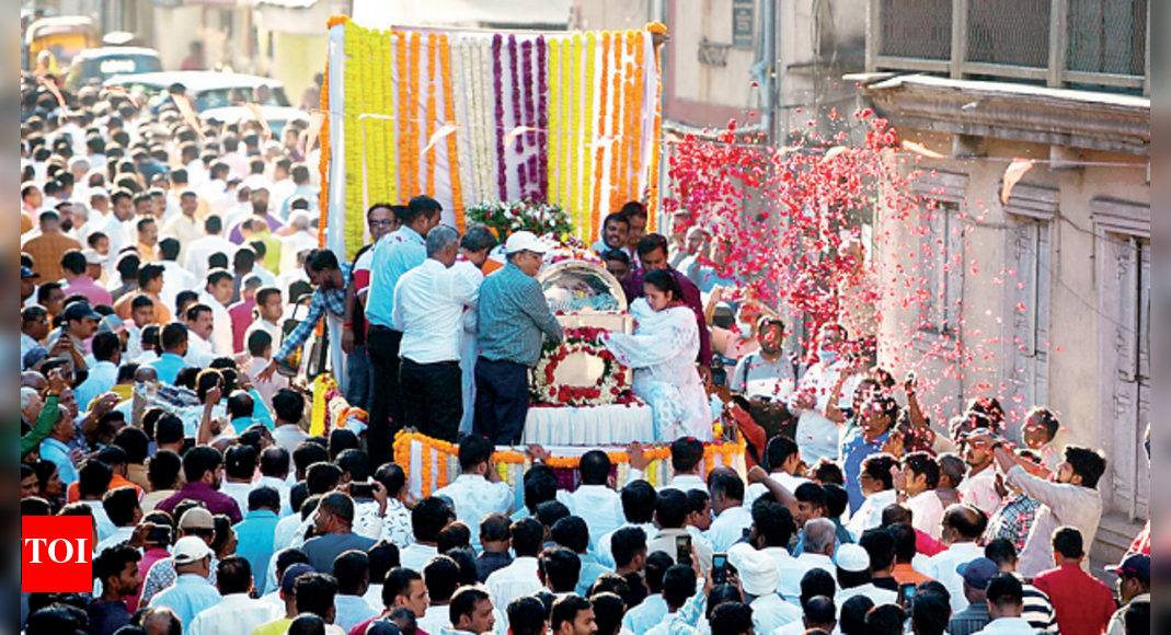 PM Narendra Modi leads citizens in paying tribute, leaders recall ...