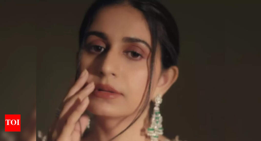 Kinjal Dave pulls her look with grace in the latest video! | Gujarati ...