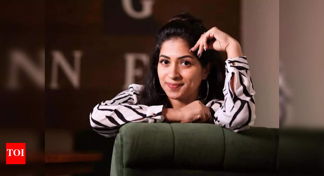 Tamil serial actress Dheepthi Kapil announces her exit from TV show ...