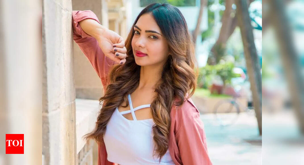 Pooja Banerjee takes inspiration from Deepika Padukone's 'Cocktail' role - Times of India