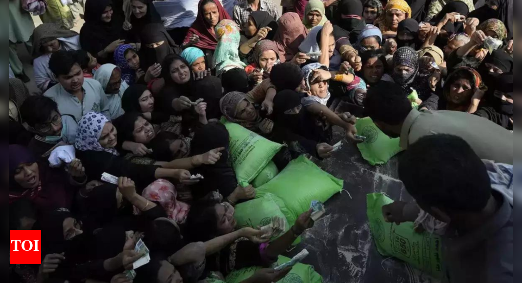 Pakistan: Stampede at food distribution center kills 11 in Pakistan ...