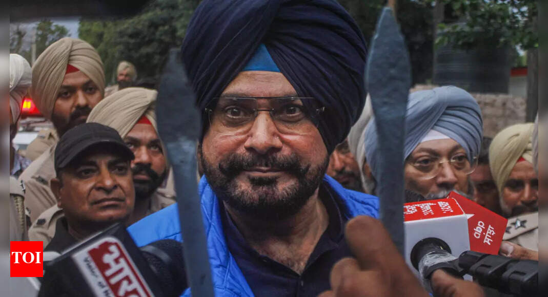 Congress leader Navjot Singh Sidhu walks out of Patiala jail; claims ...