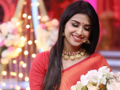 Swetha Changappa looks elegant and royal in a red saree; see pics ...