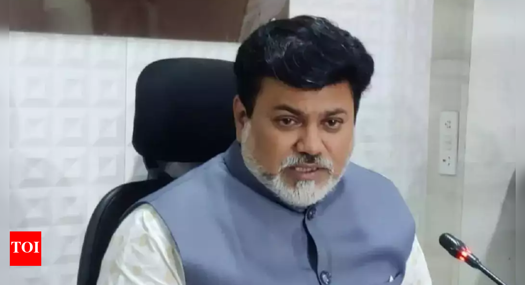 Speed boat at Mandwa with Raigad guardian minister Uday Samant on board ...