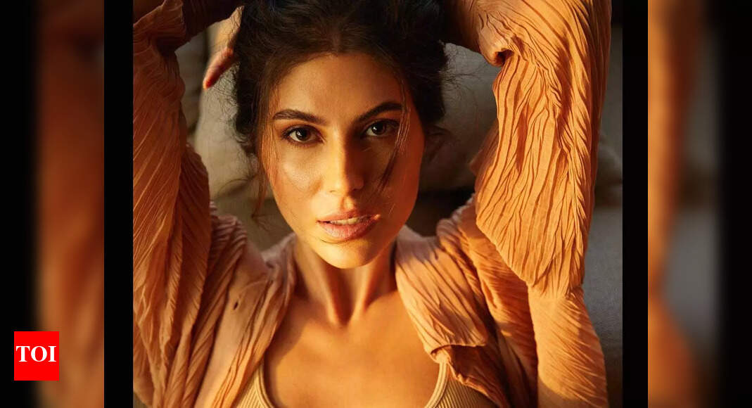 Elnaaz Norouzi shares how it was to work with Gerard Butler in ...
