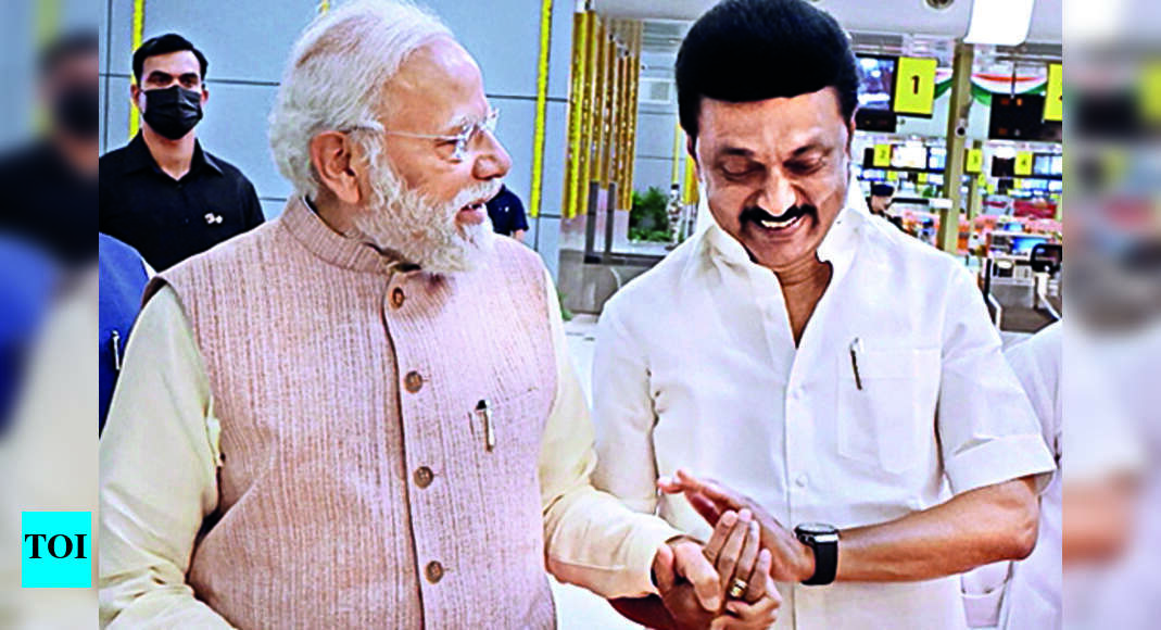 Amid political face-offs, show of camaraderie | India News - Times of India