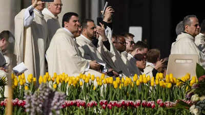 Easter: Pope, big crowd mark Easter in flower-adorned Vatican square ...