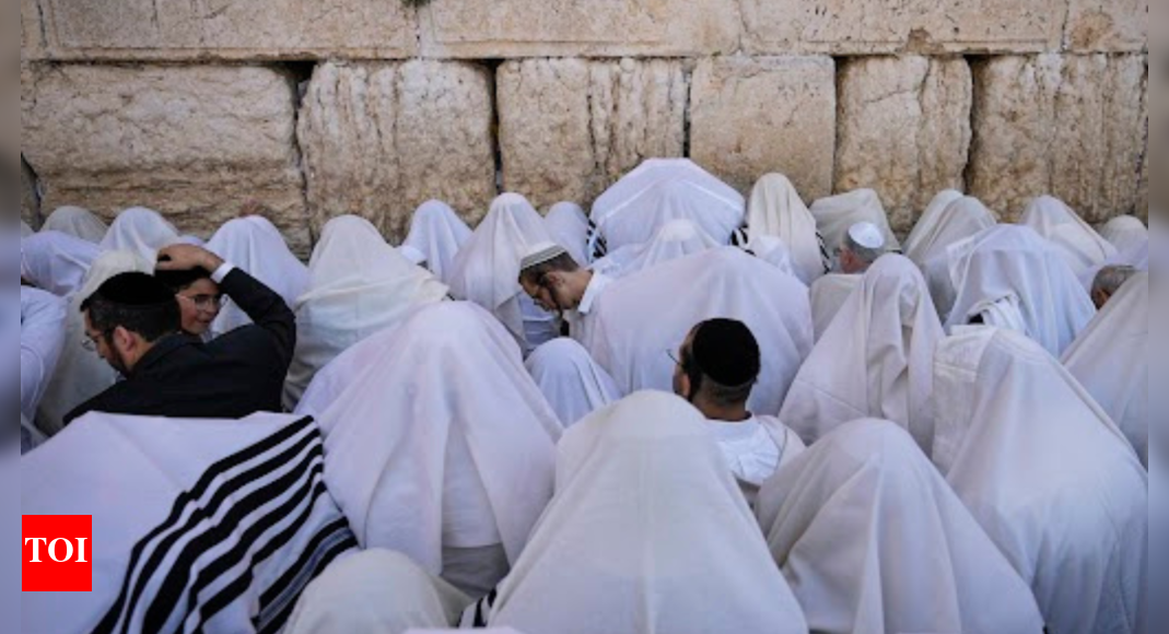 Western Wall: After tense night, thousands pray at Jerusalem's Western ...