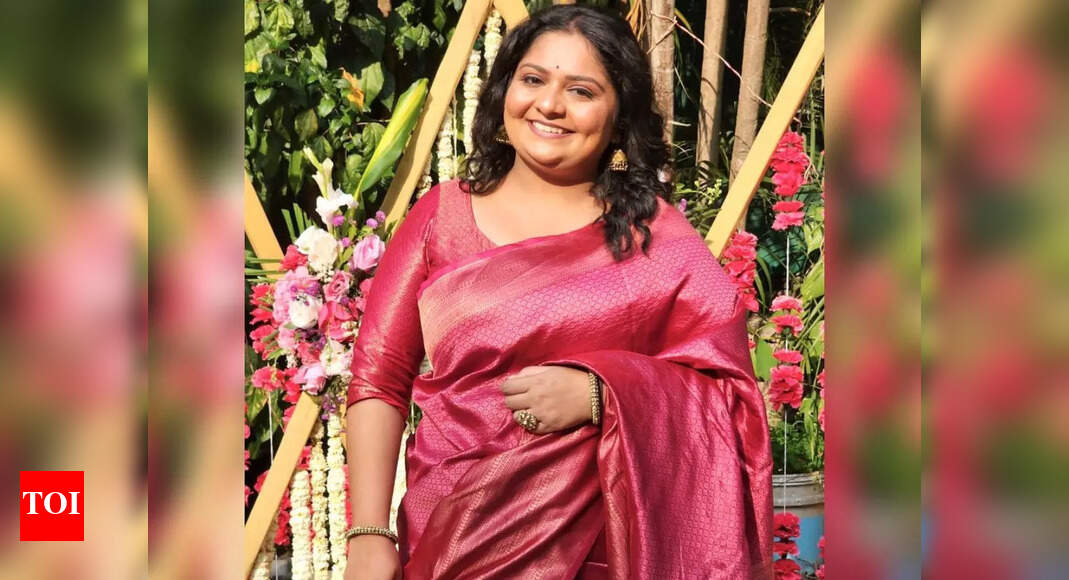 Maharashtrachi Hasya Jatra fame Esha Dey reacts after a netizen trolls ...