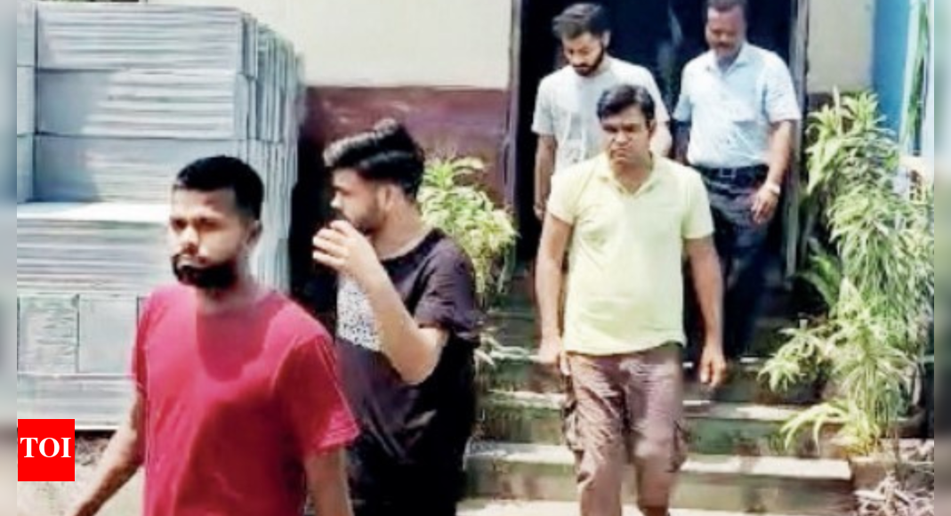 Mumbai Fake Call Centre News: 53 held at fake call centre in mumbai ...
