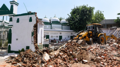 Bengali Market Mosque: Portion of mosque in Delhi's Bengali Market ...